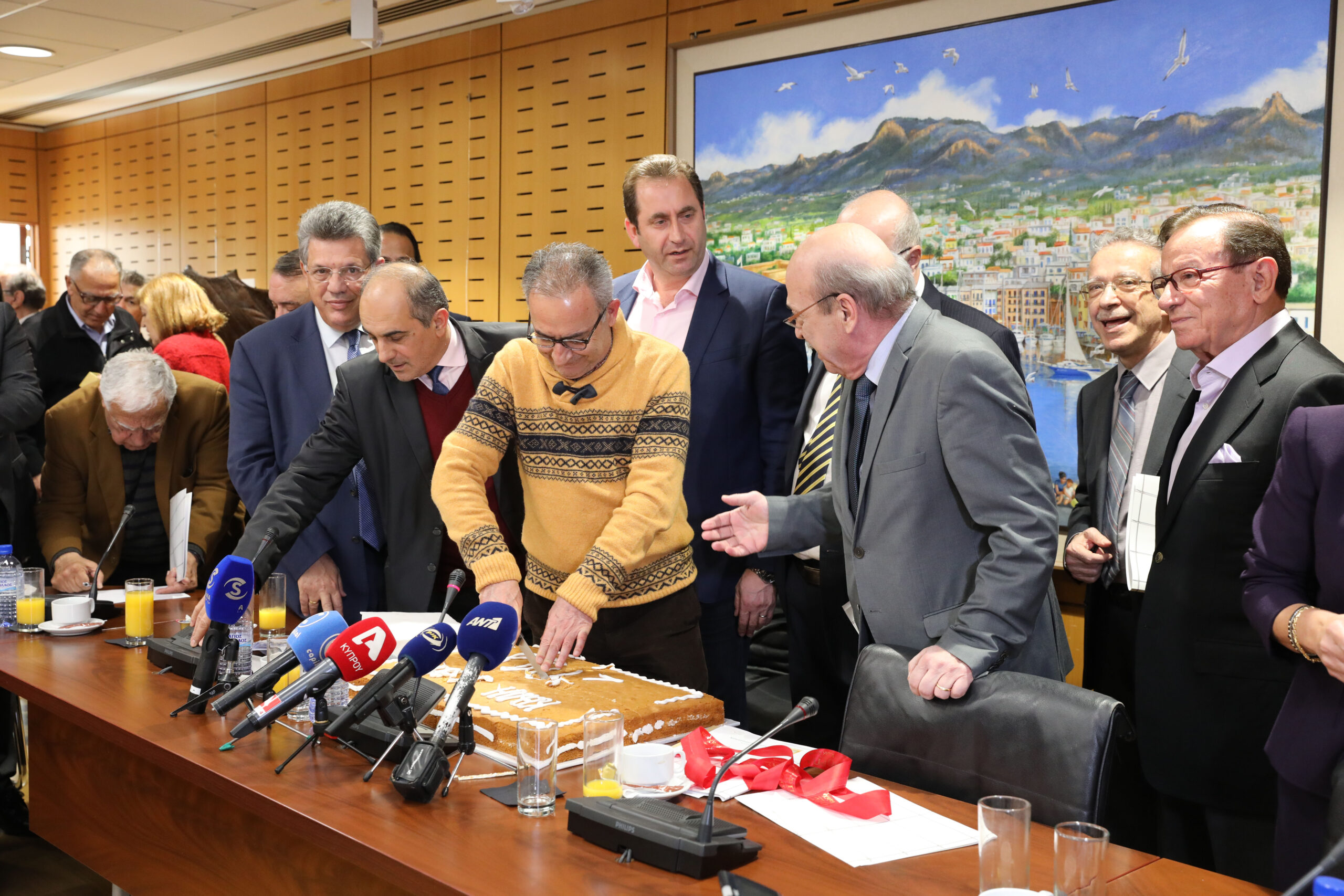 Βουλή: Νέοι και παλιοί βουλευτές, στην κοπή της βασιλόπιτας (ΦΩΤΟ ...