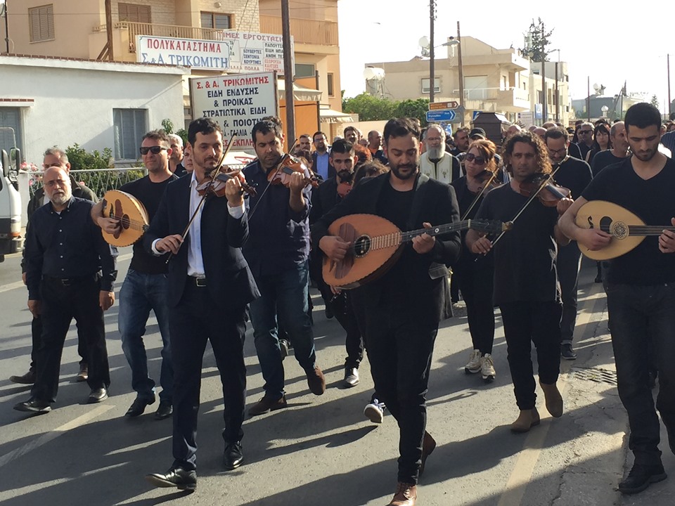 Με λαούτα και βιολιά είπαν το τελευταίο αντίο στον Ηλία Κουλουμή ...