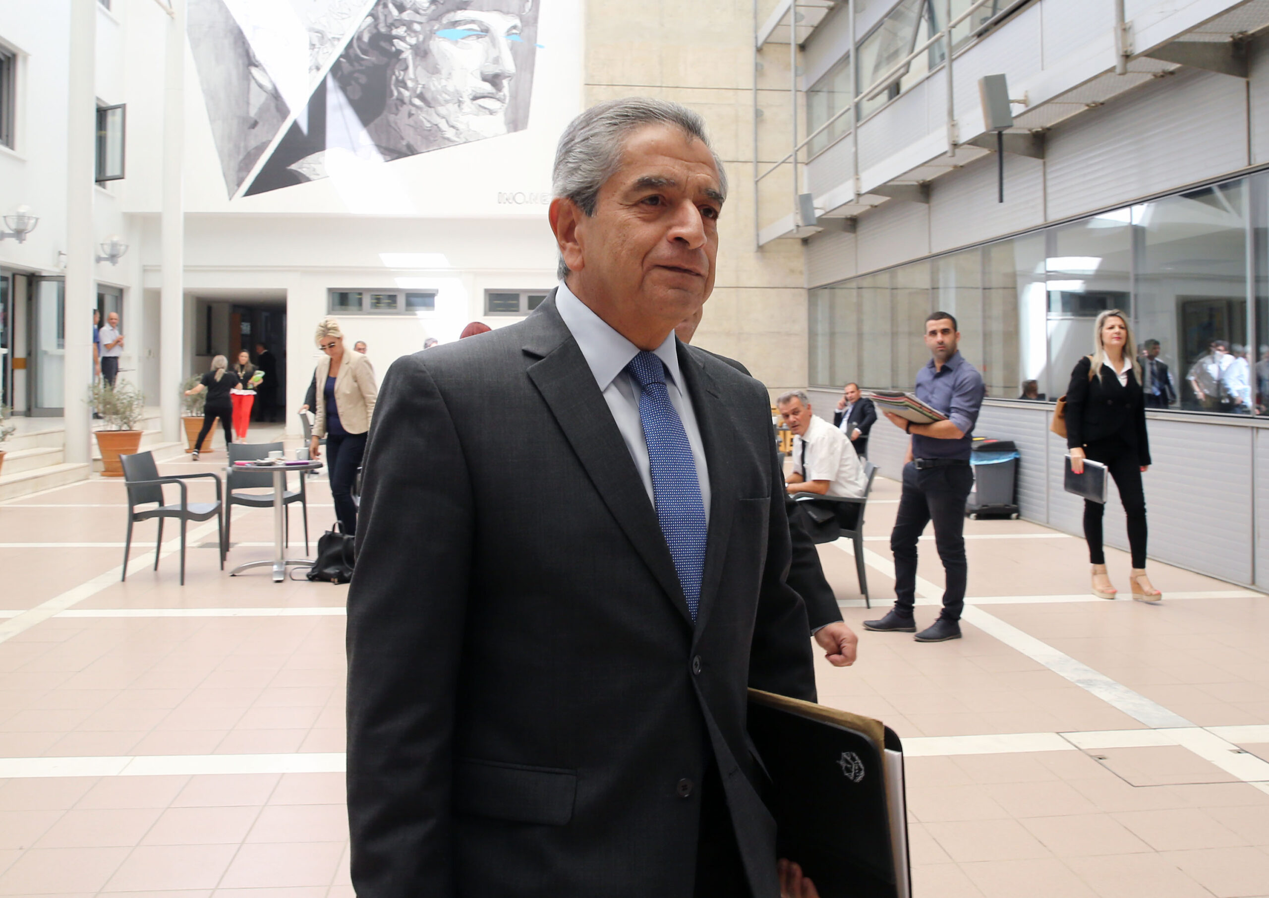 Οι τρεις φάκελοι που στάλθηκαν στη Νομική Υπηρεσία για τις ...