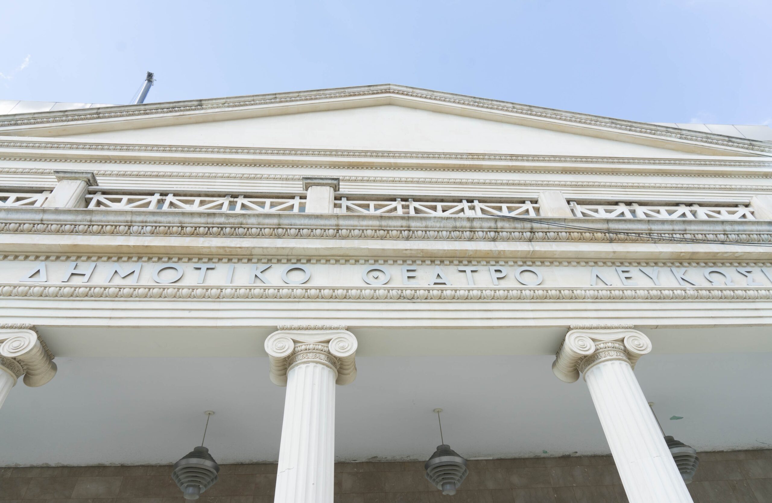 Μπάζει νερά η οροφή του ανακαινισμένου Δημοτικού Θεάτρου (ΒΙΝΤΕΟ ...