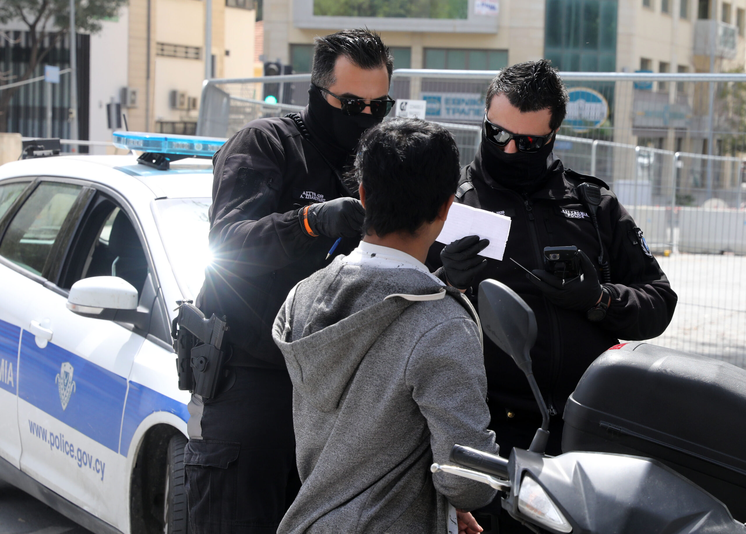 Βαριά "καμπάνα" σε πατέρα που χτύπησε αστυνομικό γιατί έκοψε εξώδικο ...