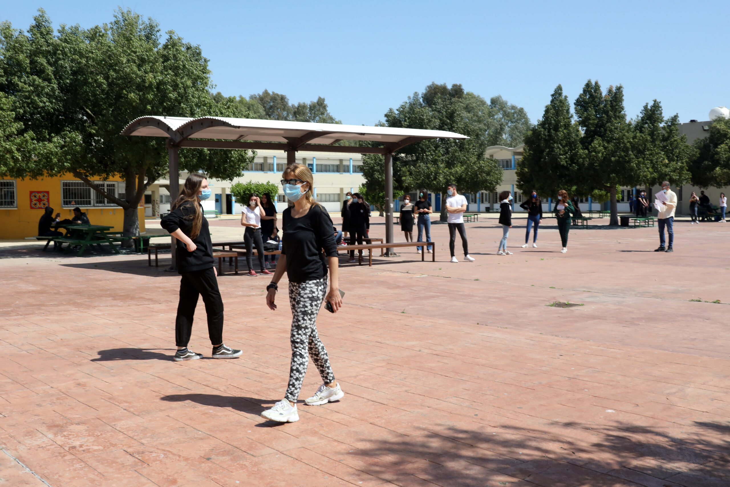 Τηλεδιδασκαλία και απολυμάνσεις: Τα "αγκάθια" της επιστροφής (ΒΙΝΤΕΟ ...
