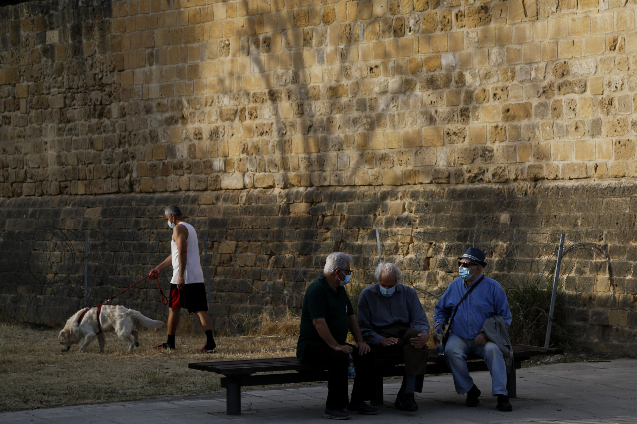 Είναι έμμεσος καταναγκασμός τα προνόμια για τους εμβολιασμούς; (ΒΙΝΤΕΟ ...