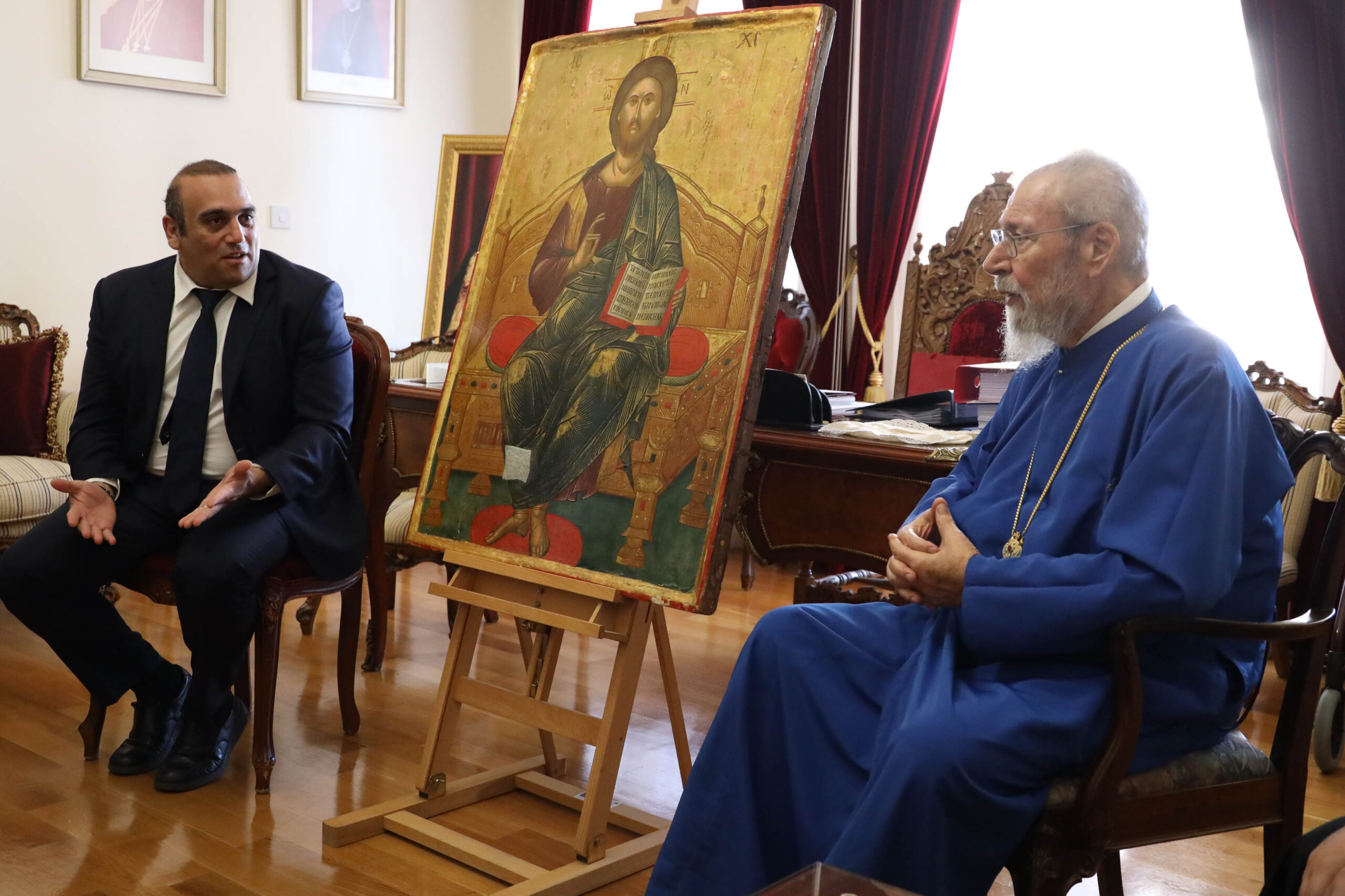 ΦΩΤΟ: Επέστρεψε στην Εκκλησία της Κύπρου η ιστορική εικόνα του Ένθρονου ...
