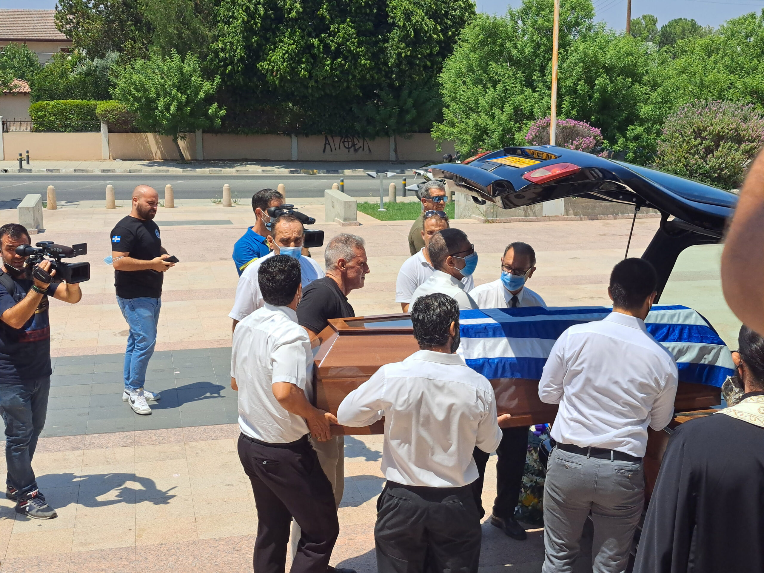 ΦΩΤΟ: Σκεπασμένο με την ελληνική σημαία το φέρετρο του "Ματρόζου" της ...