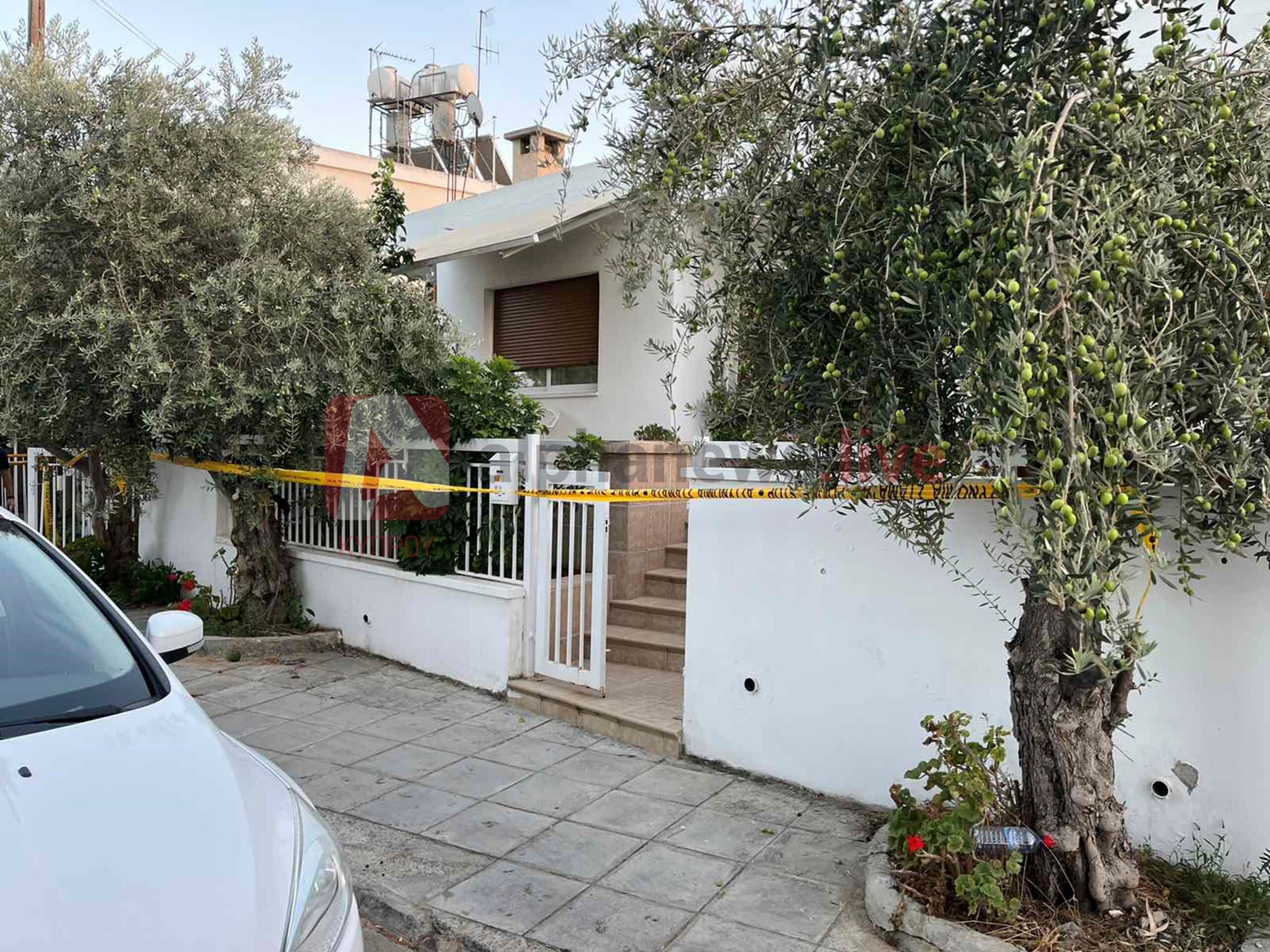 ΦΩΤΟ: Στην αυλή του σπιτιού και με σημάδια στο λαιμό βρήκαν νεκρή την ...