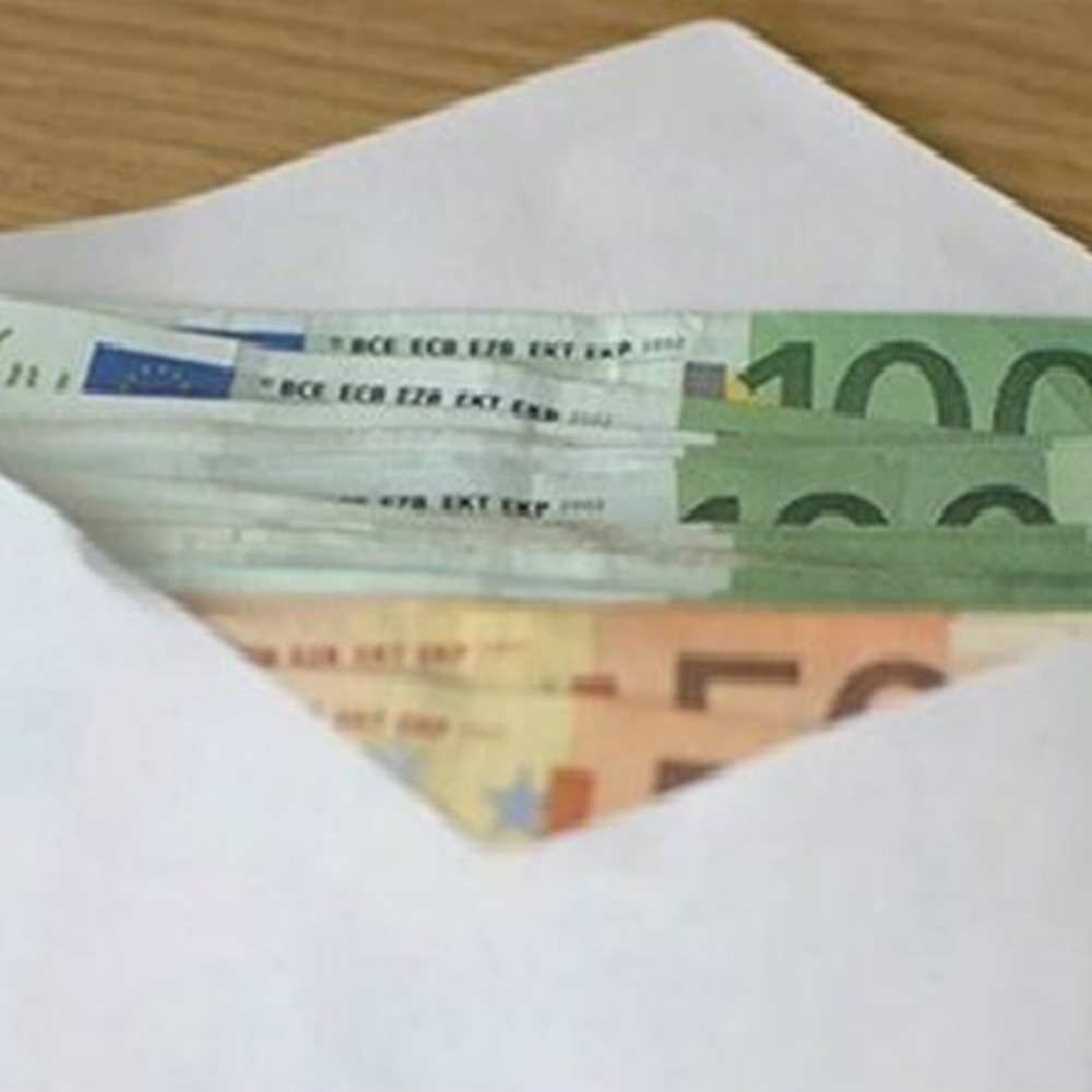 Οι δικαιούχοι και σε ποιους αποκόπτεται η «μικρή επιταγή» | AlphaNews