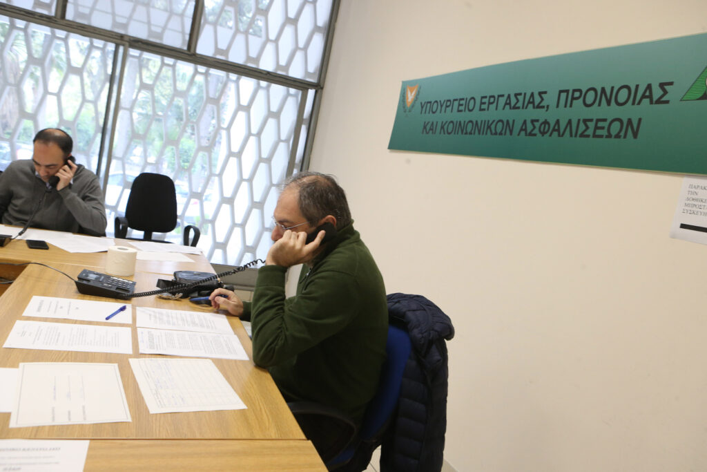Σ' αυτό τον αριθμό τηλεφωνείς σε Κοινωνικές Ασφαλίσεις και Διαχείριση ...