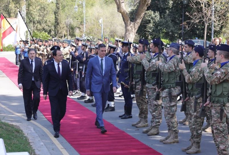 Στο Προεδρικό ο Σάντσεθ: Κατέθεσε στεφάνι και περπάτησε στο κόκκινο ...