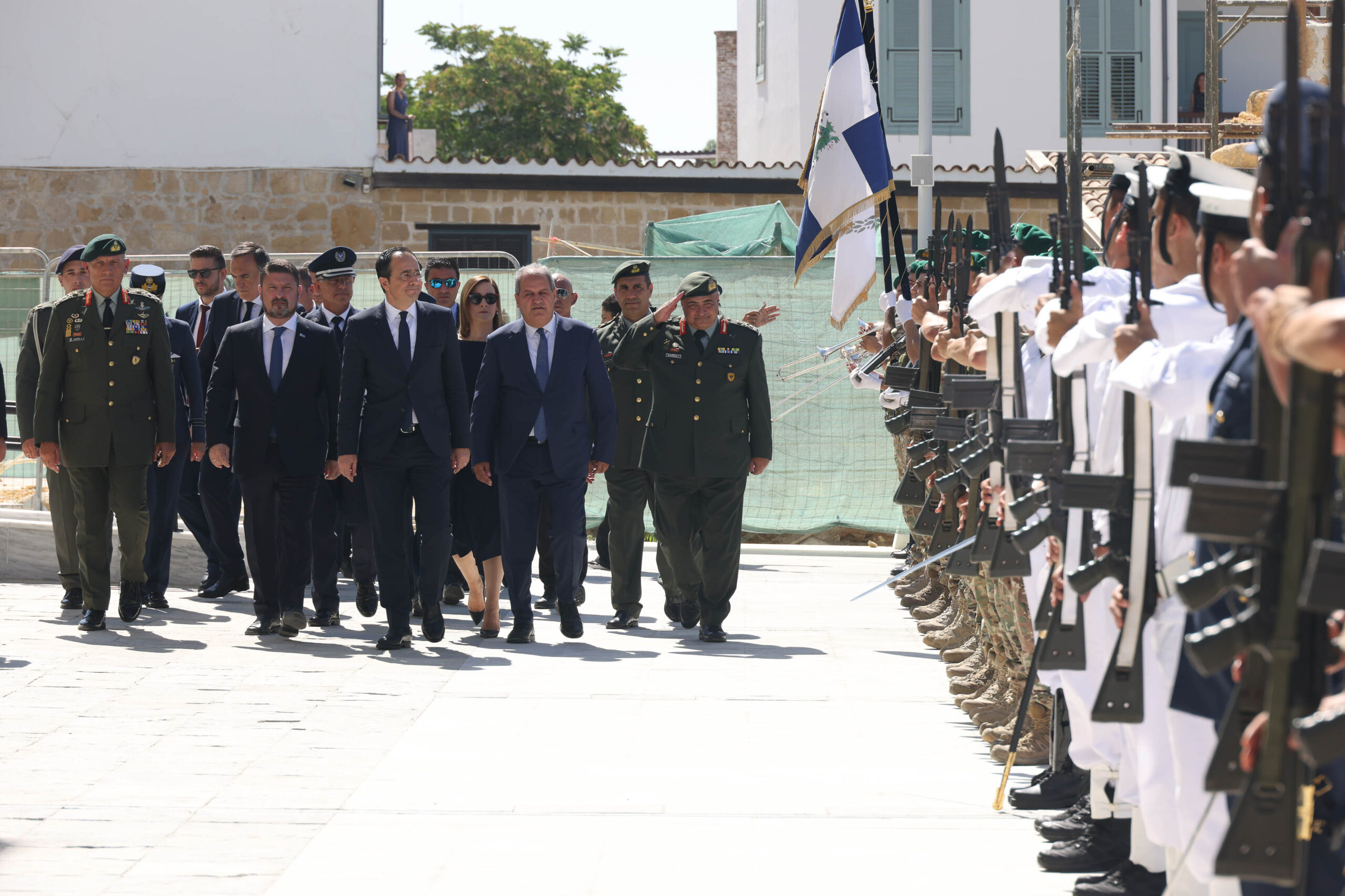 ΒΙΝΤΕΟ: Kύπρος και Ελλάδα έκλιναν ευλαβικά το γόνυ στους πεσόντες της ...