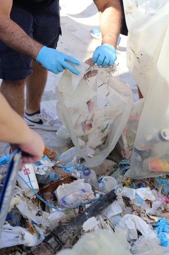 Κάθε χιλιόμετρο παραλίας και 50 κιλά σκουπίδια (ΦΩΤΟ) | AlphaNews