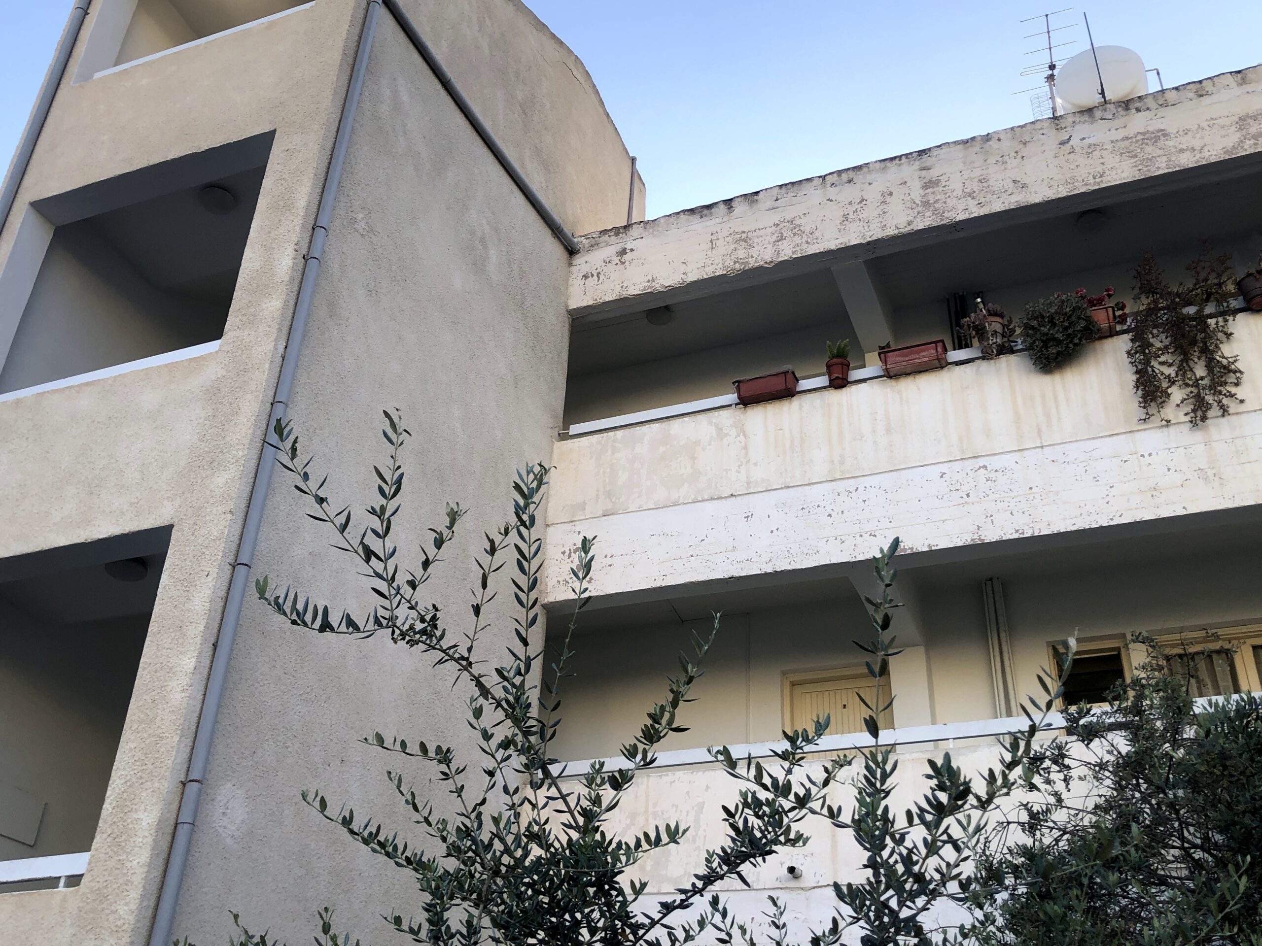 Υπέγραψε για τριάρι, του έδωσαν δυάρι: Η πολυκατοικία της παρανομίας ...