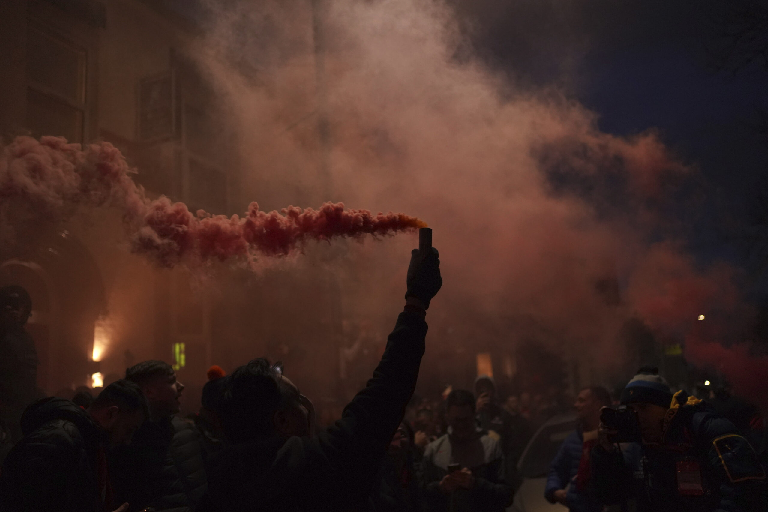 Μπήκε στο γήπεδο και μοίραζε καπνογόνα σε οπαδούς, χειροπέδες σε ...