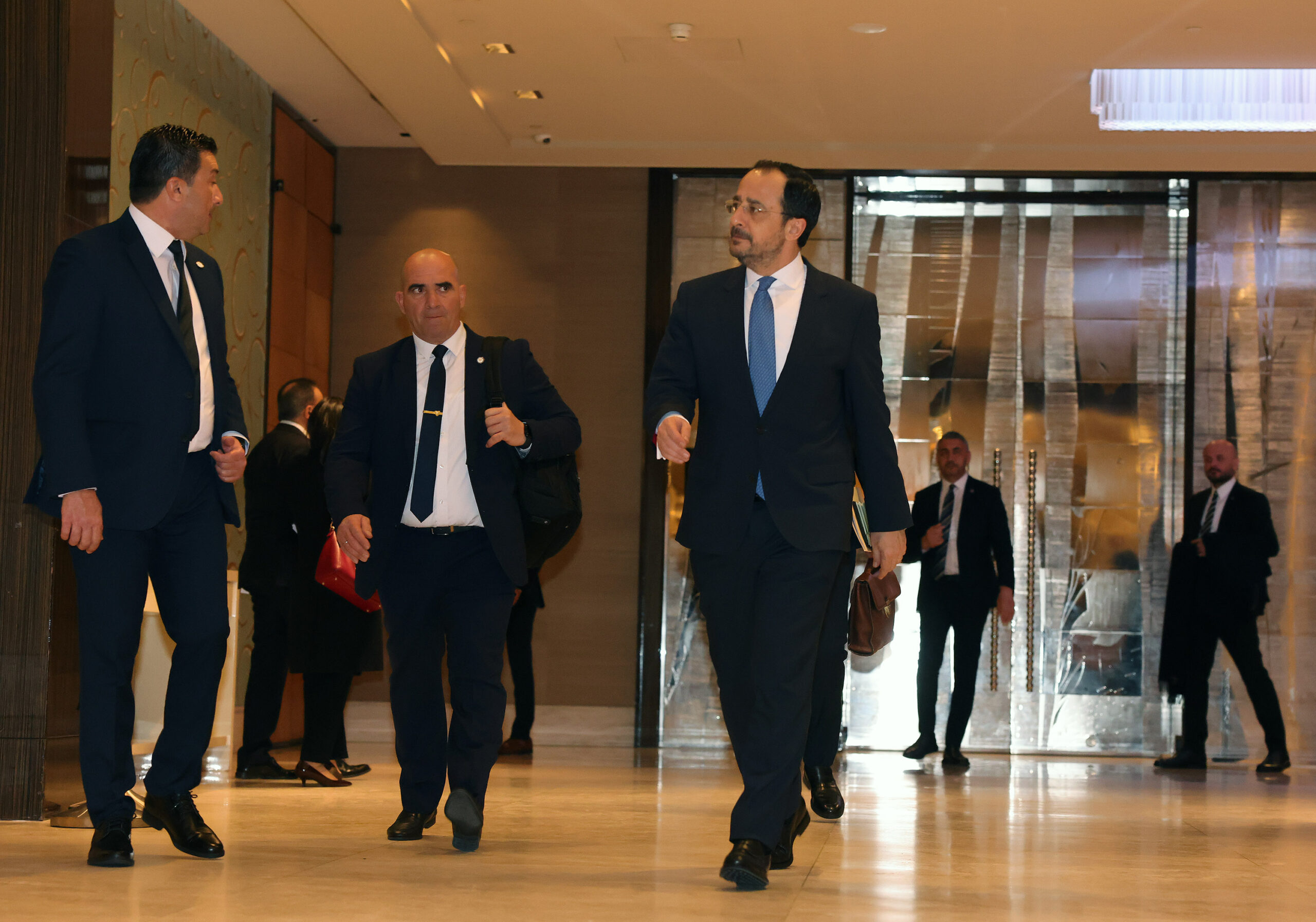 Δεκαπεντάλεπτη συνάντηση του Προέδρου Xριστοδουλίδη με τον Τούρκο ΥΠΕΞ ...