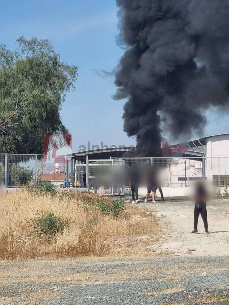 ΦΩΤΟ: Πυκνοί μαύροι καπνοί λόγω πυρκαγιάς στο Γυμνάσιο Αγίας Φύλας ...