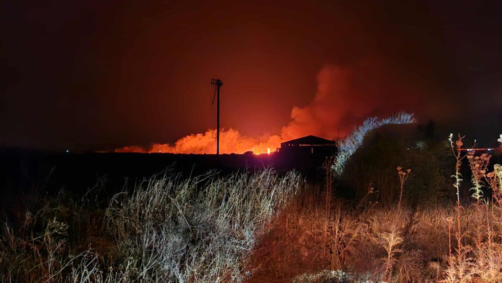 ΒΙΝΤΕΟ/ΦΩΤΟ: Μεγάλη πυρκαγιά στην κατεχόμενη Άχνα, ενήμερες και οι ...