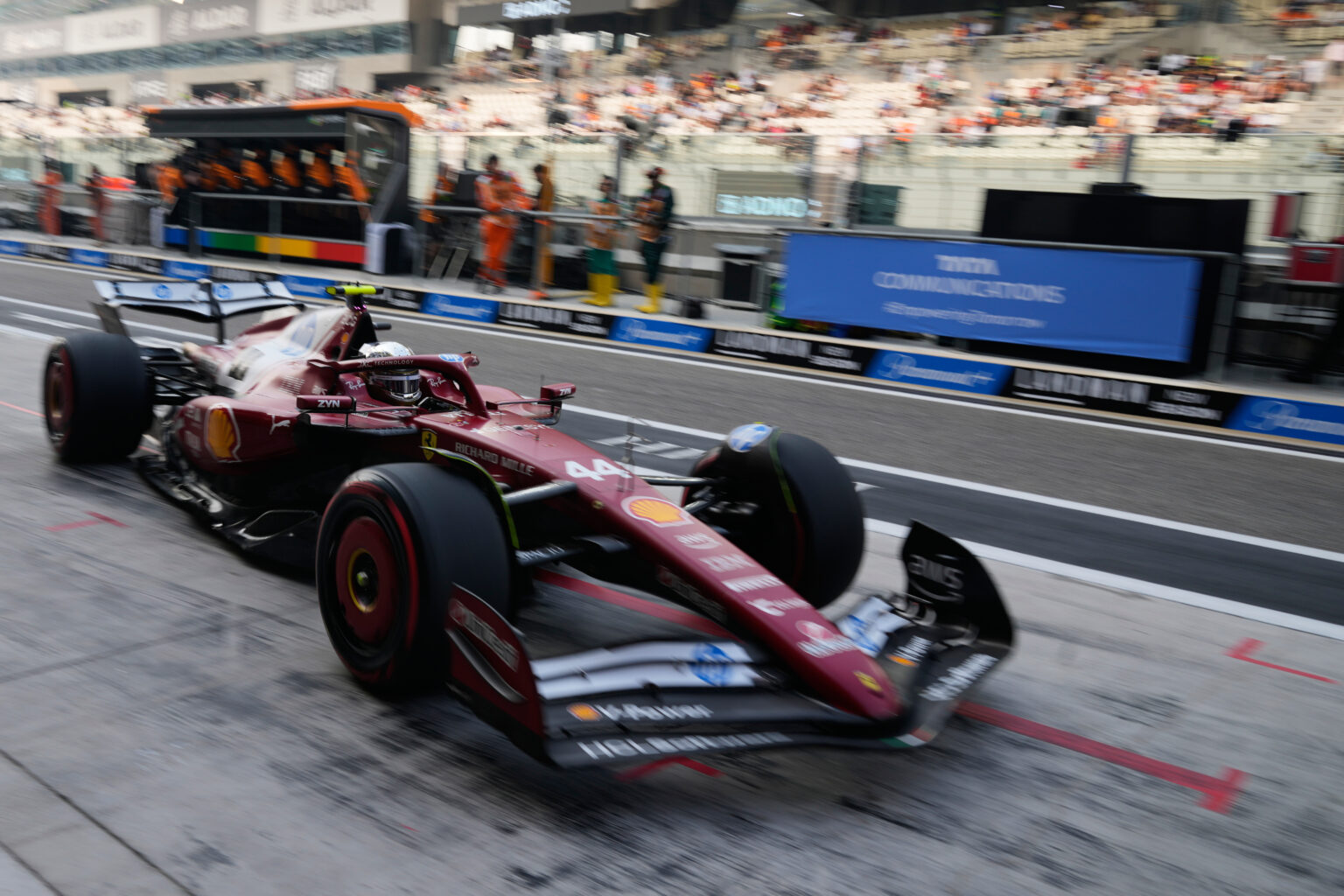 Στις μπαριέρες του Άμπου Ντάμπι ο Χάμιλτον - Αγώνα δρόμο της Ferrari να προλάβει τις ...