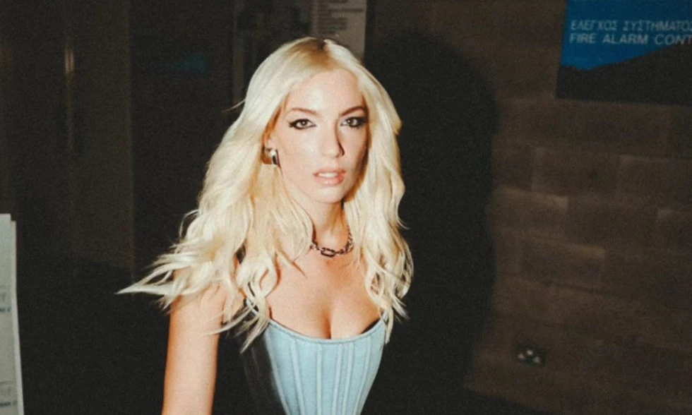 Οι πόζες της Άντρης Καραντώνη με φόντο το εμβληματικό σήμα του ...