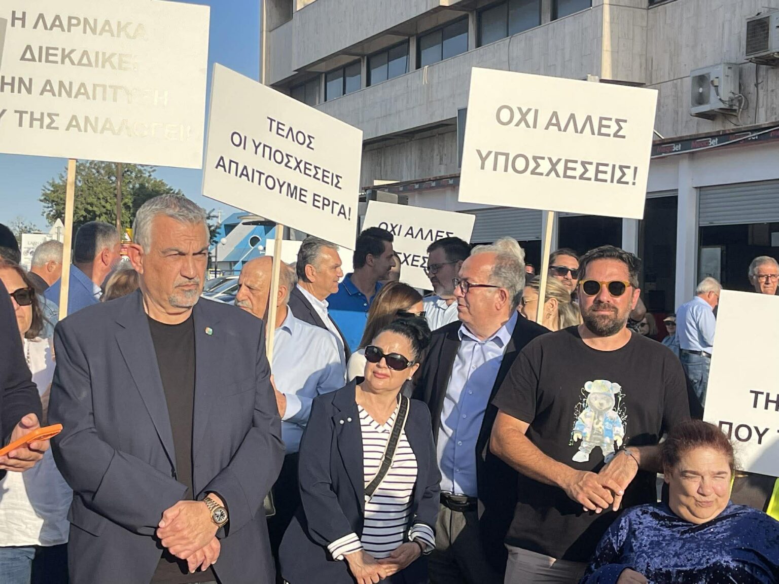 «Όχι άλλες υποσχέσεις»: Στους δρόμους οι Λαρνακείς που διαμαρτύρονται ...