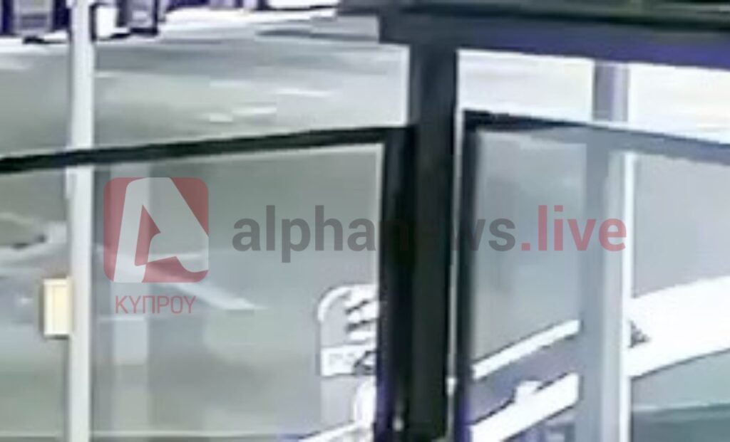 ΒΙΝΤΕΟ: Η στιγμή που οι δράστες χτυπούν με Uzi τα γραφεία της εταιρείας ...